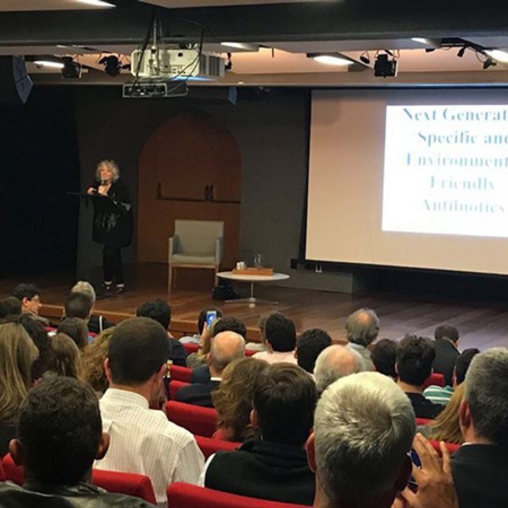 Profa. Ada Yonath, cientista do Weizmann e Prêmio Nobel de Química, no ...